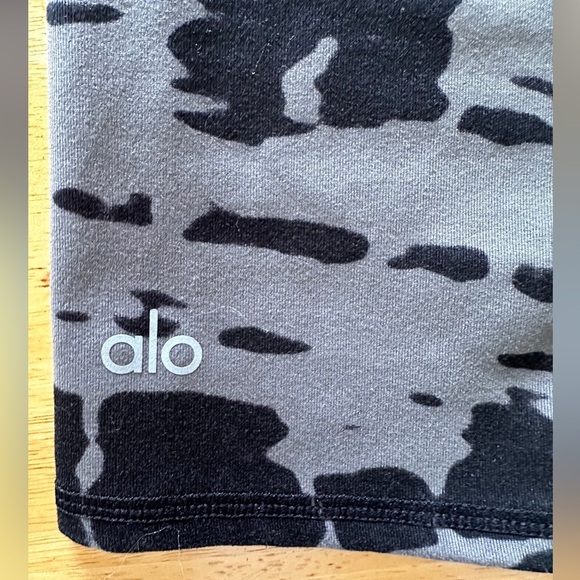 ALO Yoga | Pants & Jumpsuits | Alo Yoga Capri Black And Gray Design ...